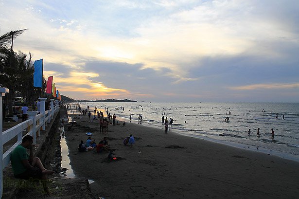 A Walk and the Seafood Munch in Baybay, Roxas City, Capiz | Freedom Wall